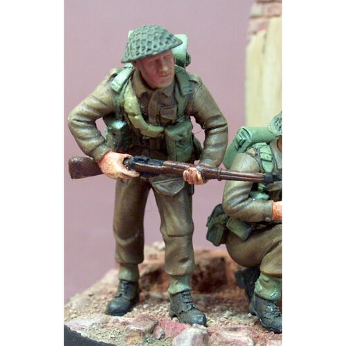 Resicast 355572 British WWII Infantryman with Rifle at The Ready
