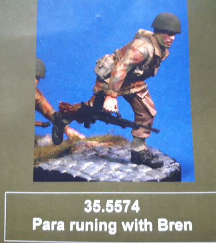 Resicast 355574 British WWII Para running with Bren Gun
