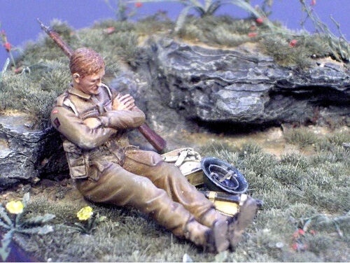 Resicast 355627 British WWII Soldier Sleeping - Arms Crossed