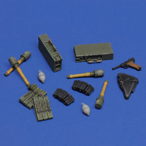 Royal Model di R. Reale 1065 German Infantry Accessories WWII