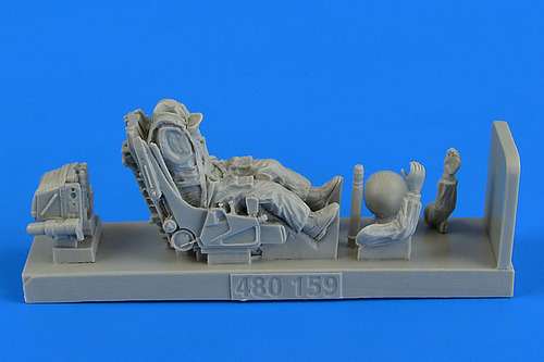 Aerobonus 480159 Soviet Fighter Pilot with ejection seat for Su-27 Flanker Figurines ACADEMY