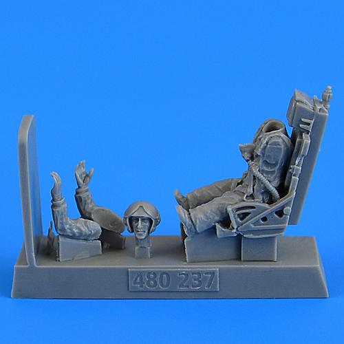 Aerobonus 480237 Soviet Fighter Pilot with ejection seat for MiG-19 Farmer Trumpeter/Eduard