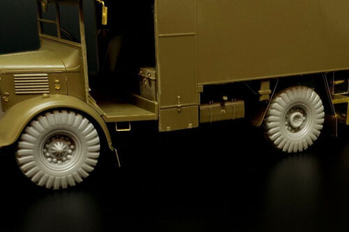 Hauler X48411 British 2-Ton 4x2 Ambulance (Austin K2) - Wheels (for Tamiya kits)