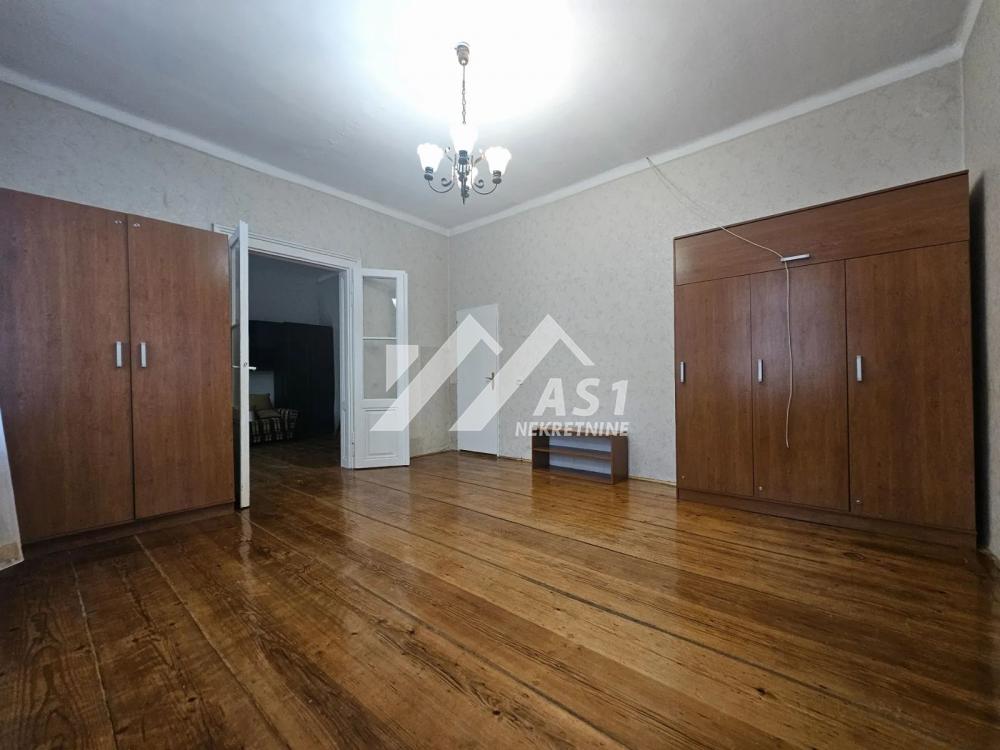 IZDAJE SE KUCA U CENTRU ID#5204
600 €