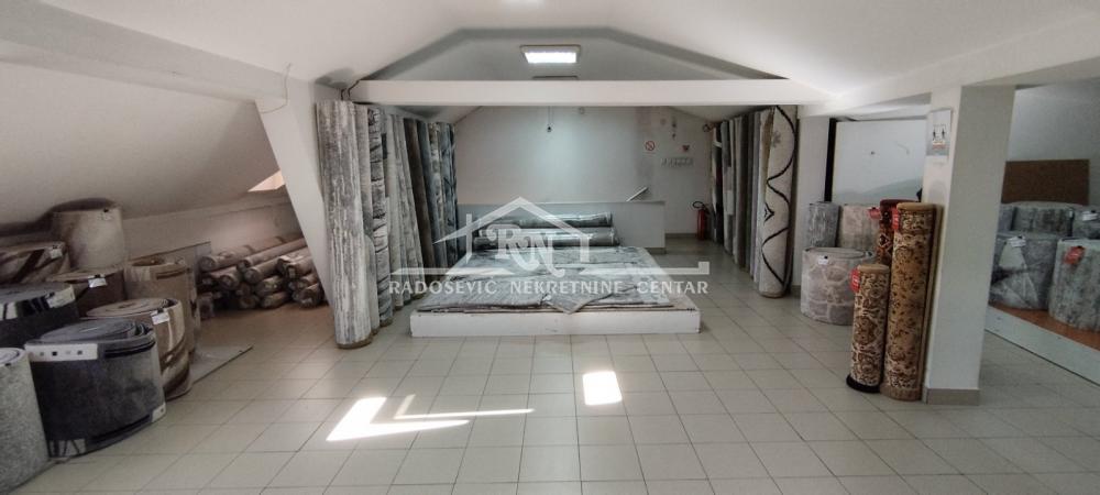 lokal, Zemun, Trg Branka Radičevića, 130m2, I sprat ID#1585
850 €