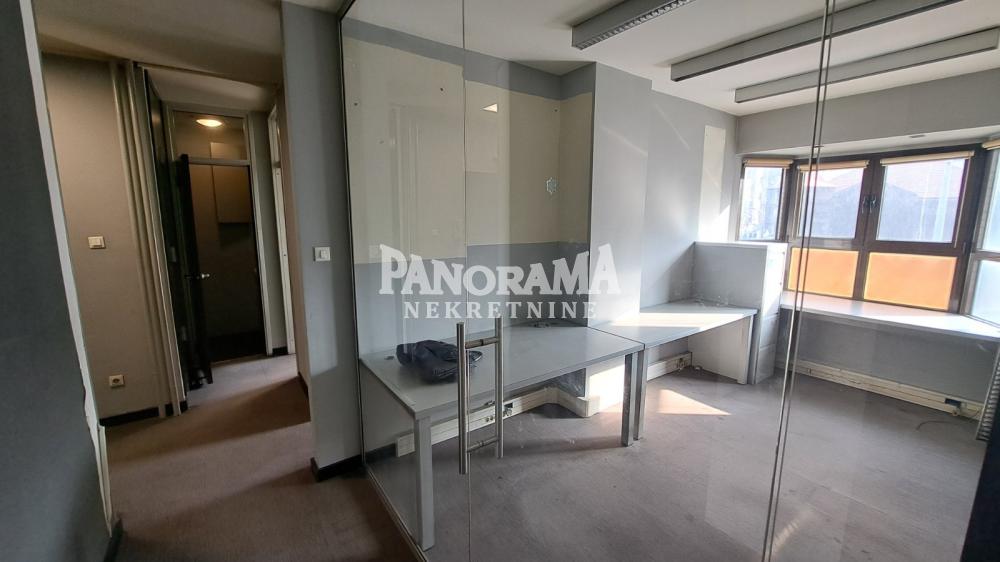 Novo u ponudi-Kneza Miloša ,4.0,87m2 + 13m2 (L),uknjižen ID#3297
325.000 €