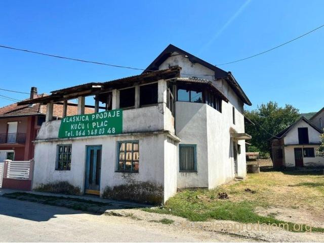 Kuca na atraktivnoj lokaciji sa lokalom i magacinom