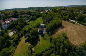 Retko u ponudi. Plac u Sremskoj Kamenici sa prelepim pogledom na grad.