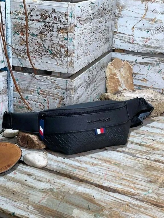    STYLISH BUM BAG ✨ Crna eko-koža sa reljefnim uzorkom – super