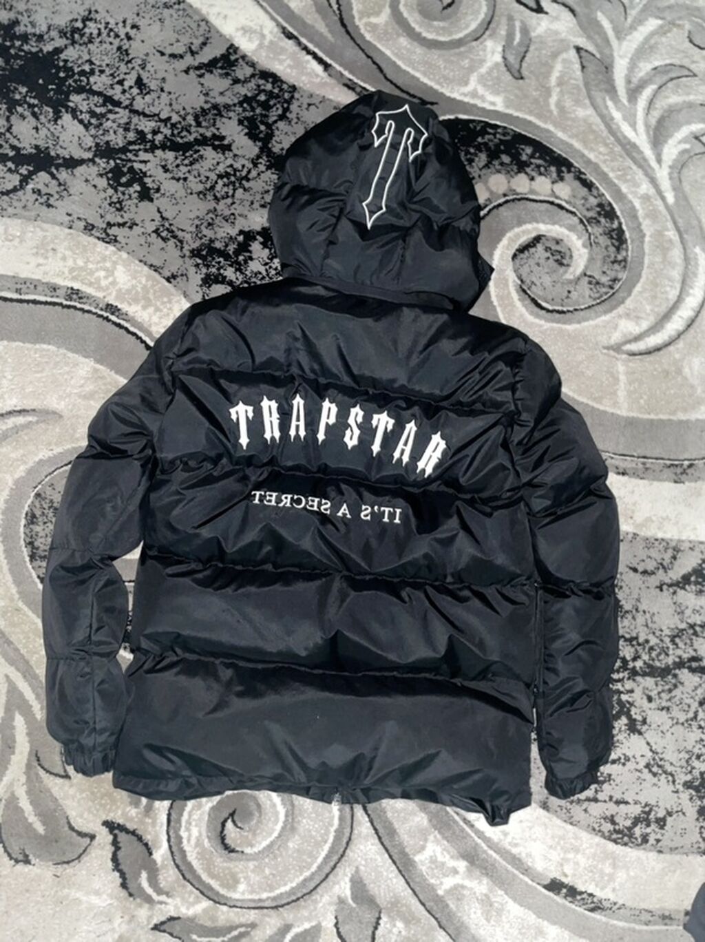 Trapstar puffer jakna sa kapuljačom – crna - Brendirani print