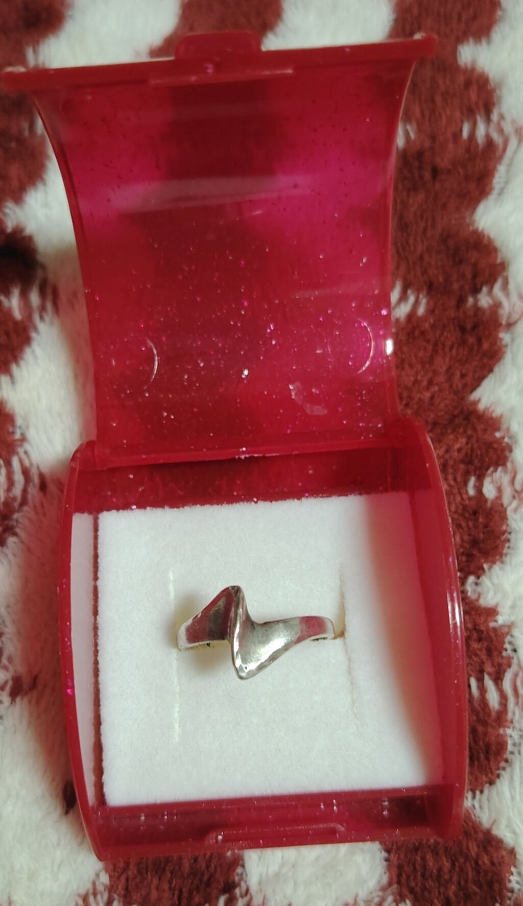 Srebrni prsten sa talasastim/zig-zag dizajnom. Minimalističan, moderan