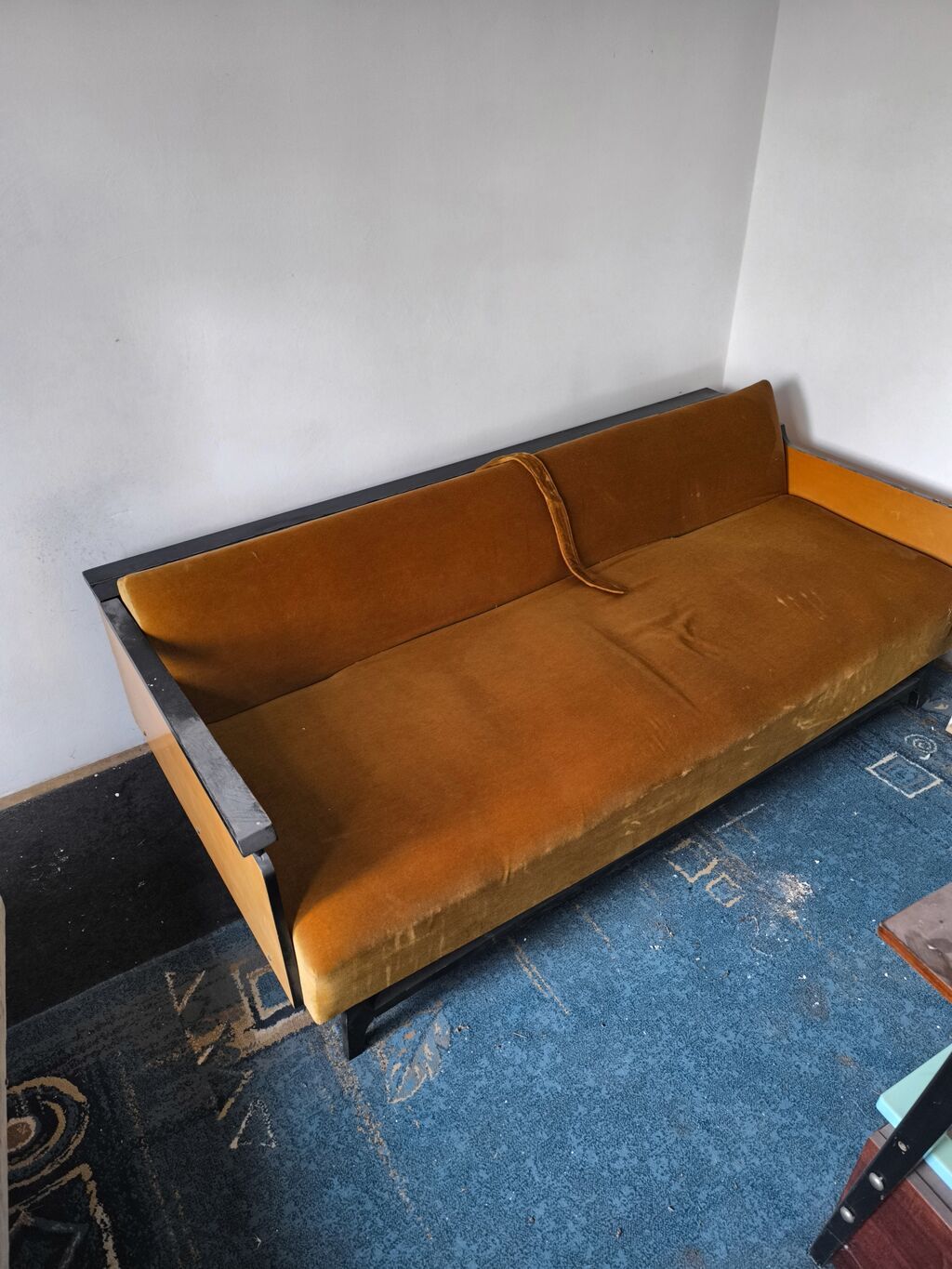 Trosed/sofa u retro stilu, tamnožute (oker) pliš/velur presvlake sa