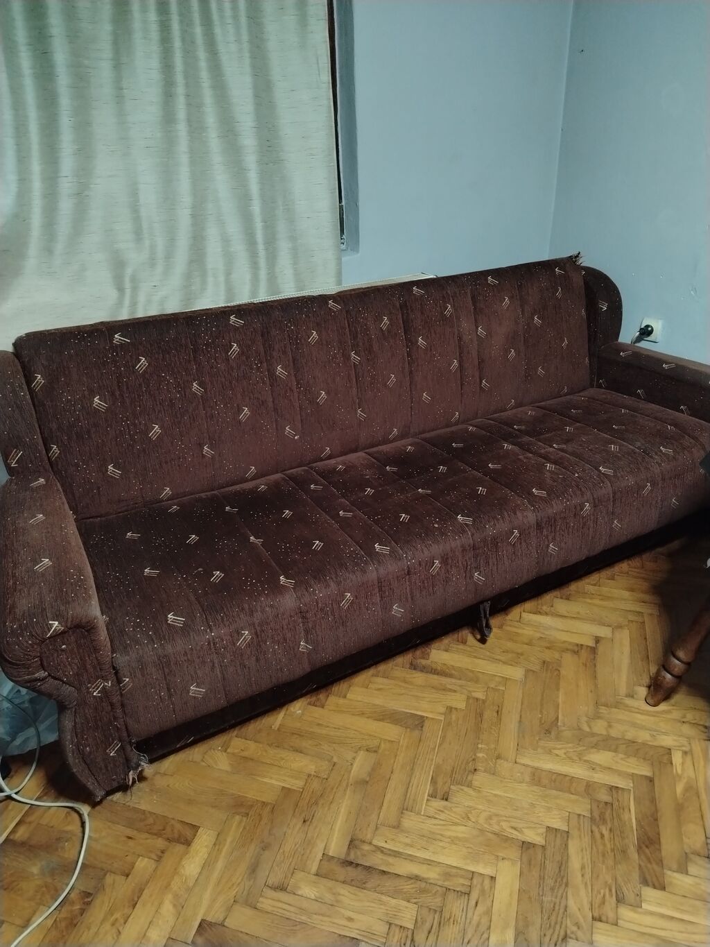 Trosed/sofa na razvlačenje – braon boje sa diskretnim šarama. - Tip
