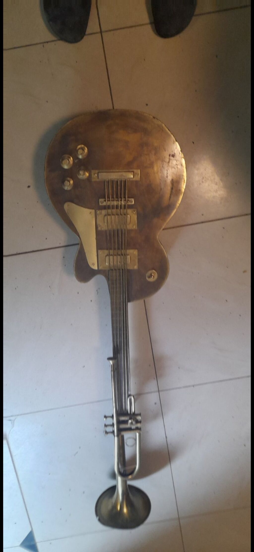 BRONZA. Dekorativna skulptura/instrument hibrid – gitara i truba u
