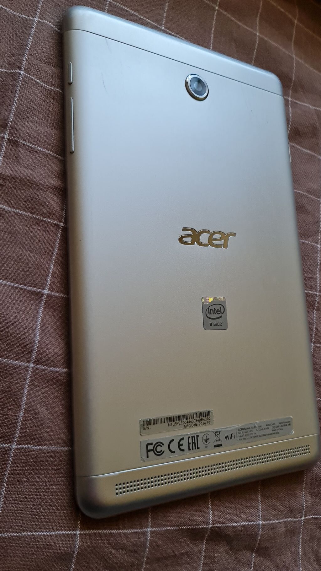 Acer Iconia A1-830 tablet - Ekran: 7.9" IPS (formata 4:3), odličan za