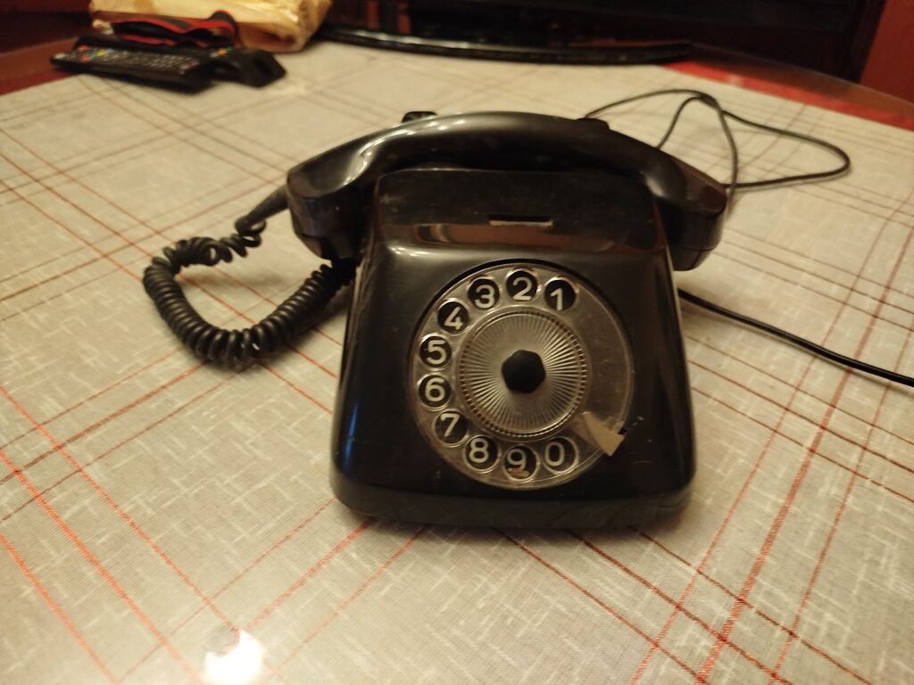 Stari retro fiksni fixni telefon EI Nis. Ispravan,malo se losije cuje