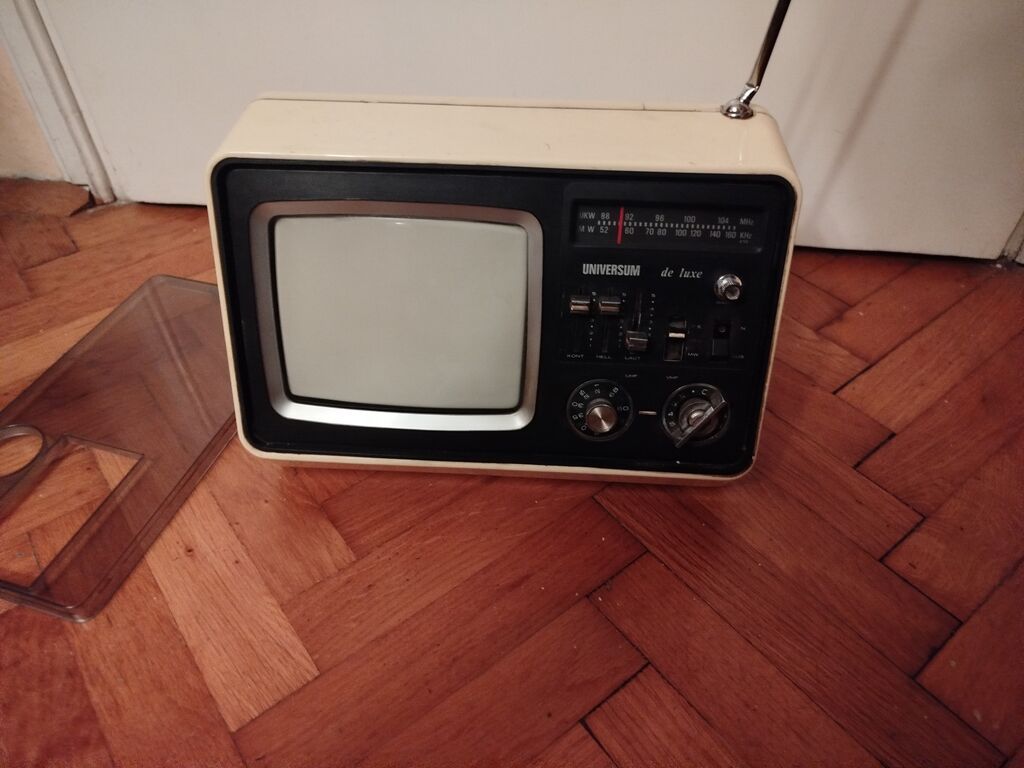 Retro tv stari Universum televizor.Prodaje se kao dekoracija jer vise