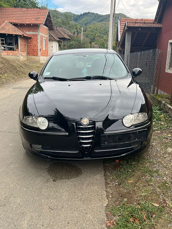 Alfa Romeo 147: 1.6 l | 2002 г. 2550 km Hečbek