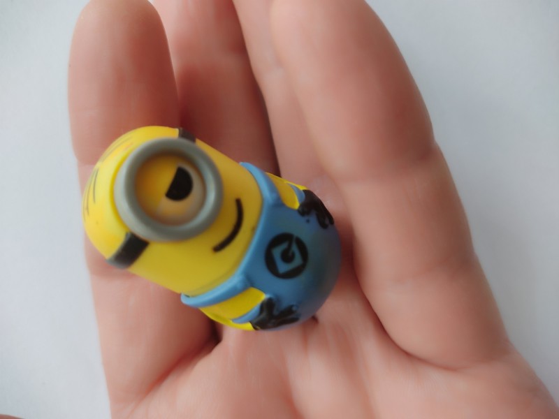 MINIONS FIGURICA SA MAGNETOM U DONJEM DELU 3, 5 CM VIS