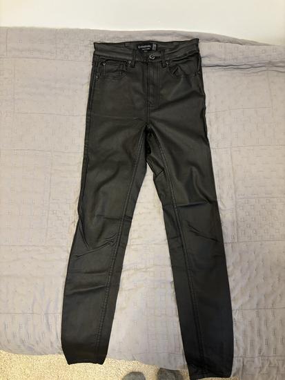 Stradivarius kozne pantalone 800din-36 velicina