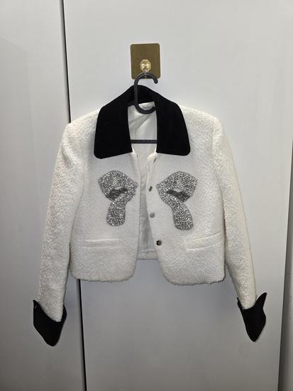 Predivan tweed sako sa kristalnom mašnom