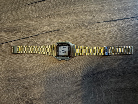 Casio zlatni sat
