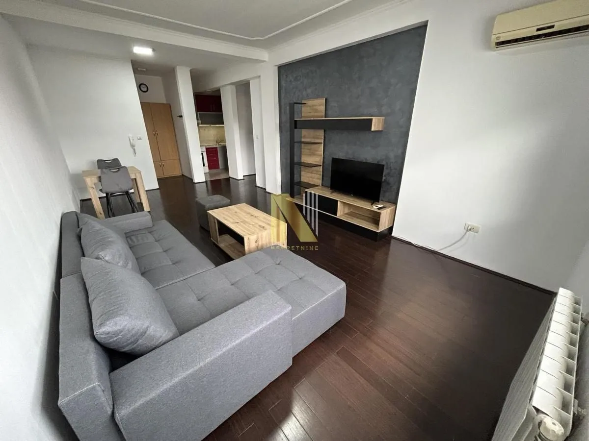 Izdavanje, dvosoban stan, 55m², Centar, Novi Sad