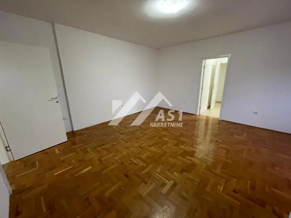 Izdavanje, dvosoban stan, 50m², Centar, Novi Sad