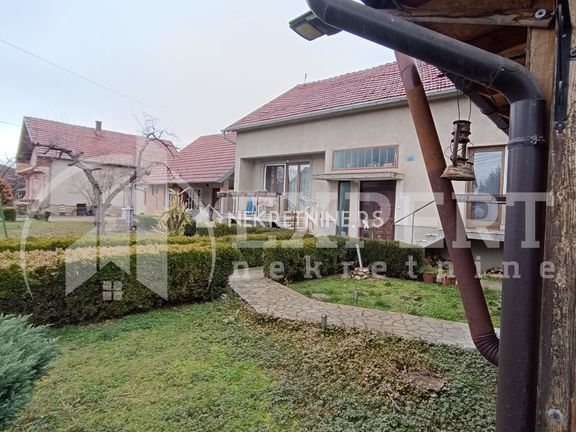 Bobište, dve kuće 235m2, plac 9.76a