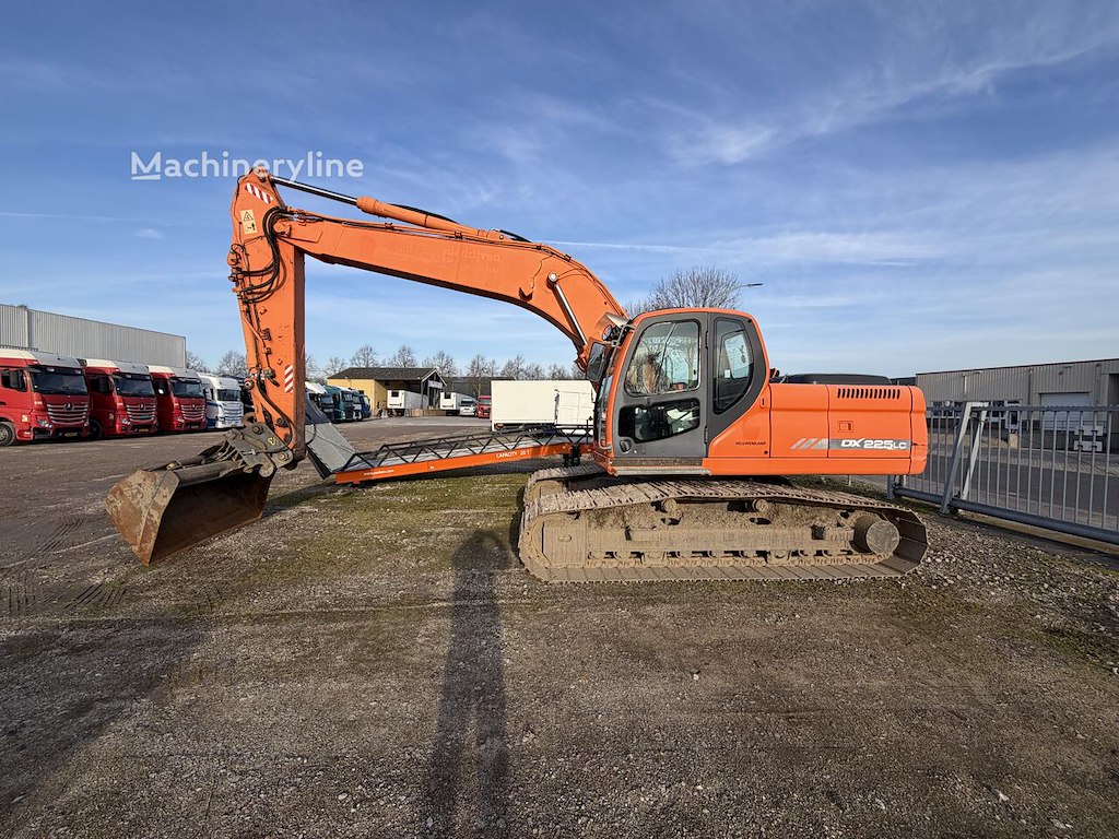 Doosan DX 225 LC bager guseničar