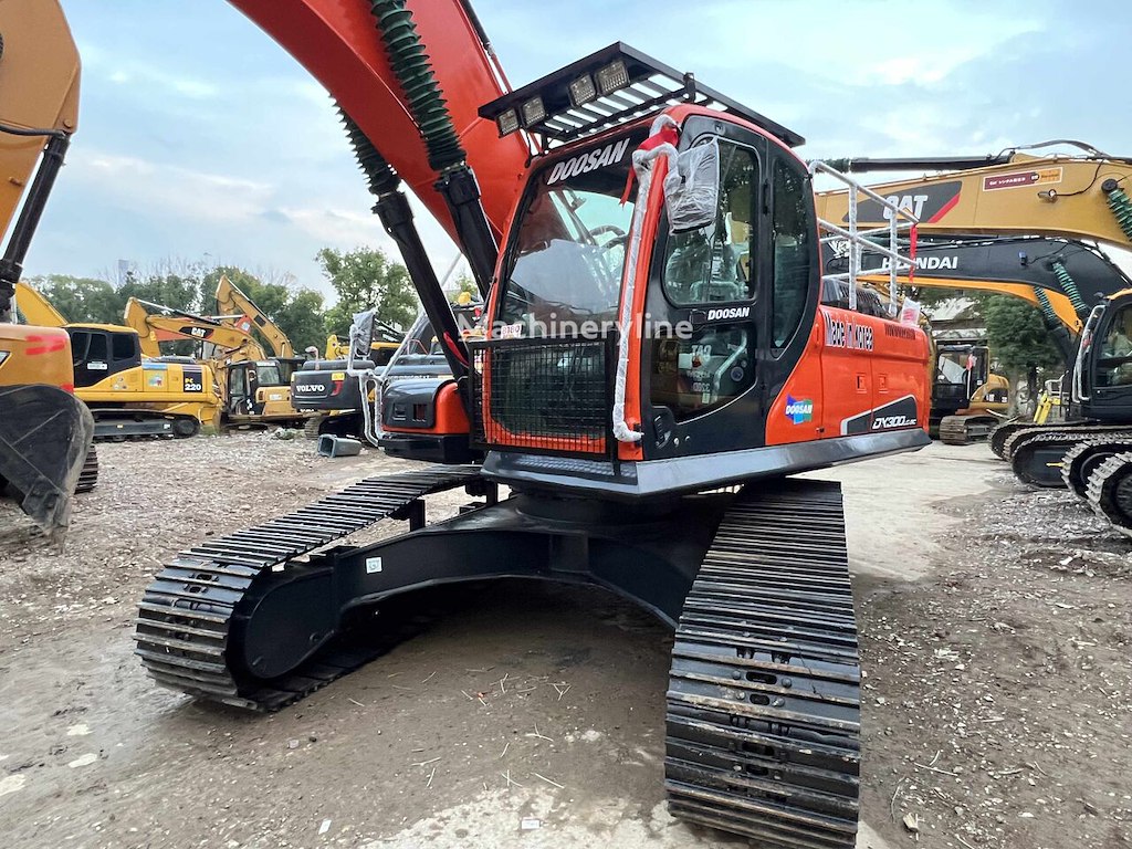 Doosan DX300 bager guseničar
