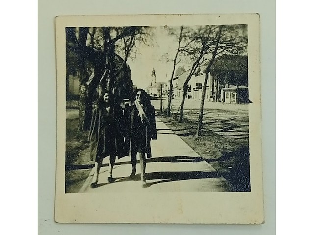 Dve devojke šetaju ulicom-Sombor 1945.