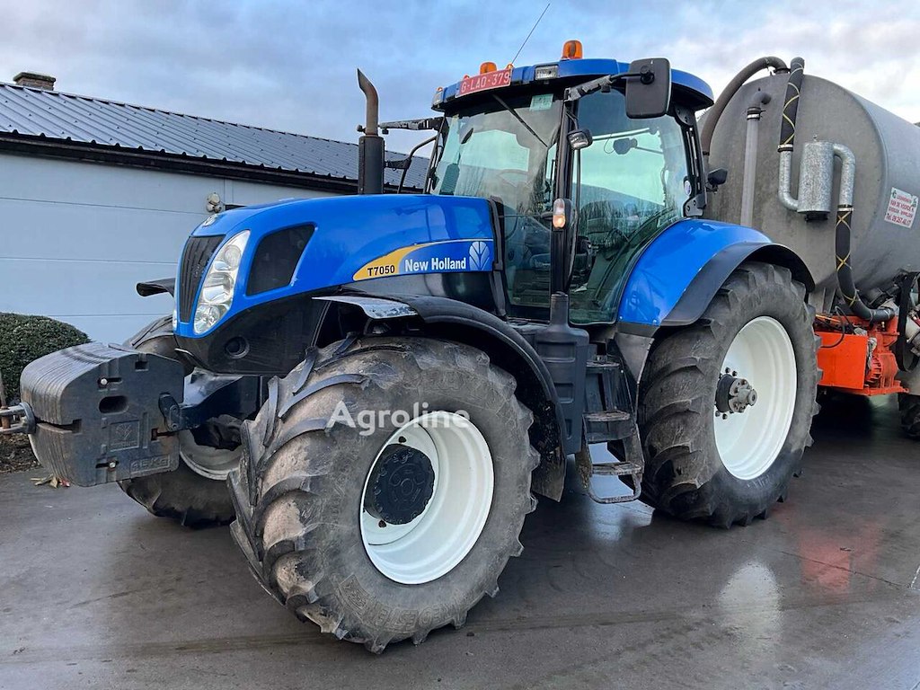 Prodaje se New Holland T7050 4WD SA traktor točkaš na aukciji