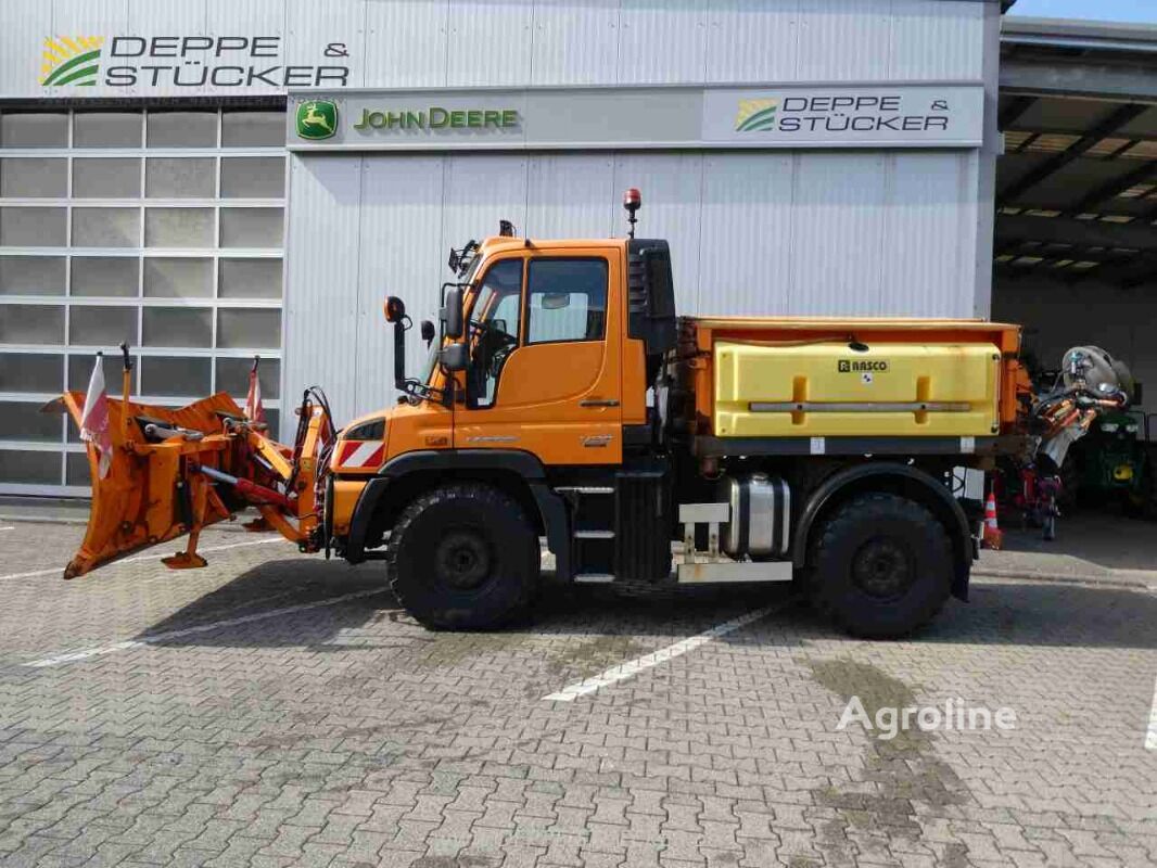 Mercedes-Benz Unimog U318 mit Schild+Streuer traktor točkaš