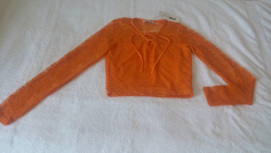 NOV sa etiketom narandzasti crop-top cipkast