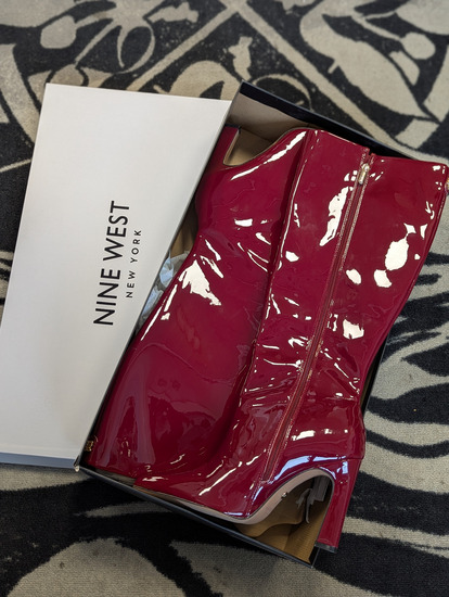 Nine West lakovane nove čizme 40