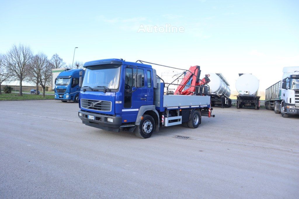 Volvo FL 180 kamion s ravnom platformom