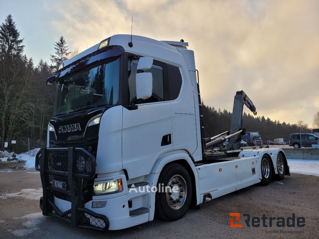 Prodaje se Scania R580B6X2*4NB rol kiper sa kukom na aukciji