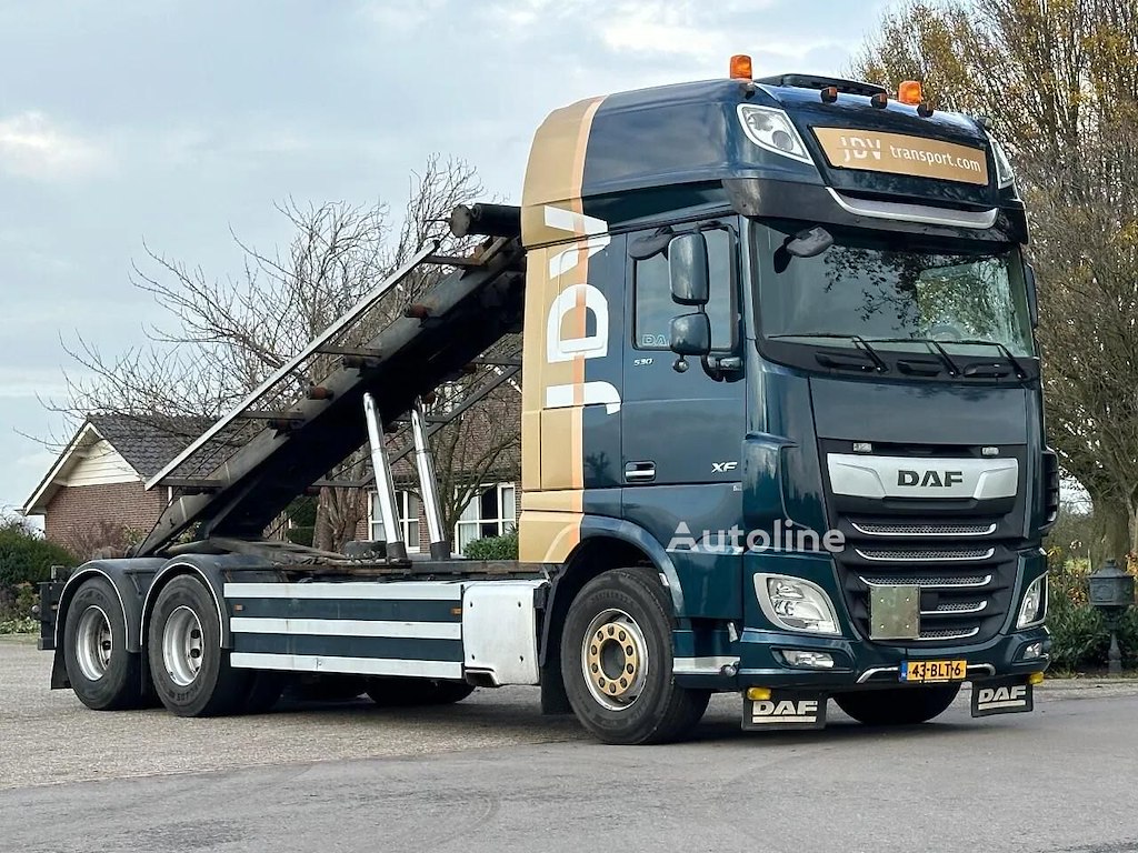 DAF XF 530 kamion sa kukom za podizanje tereta