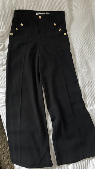 Zara trendy pantalone na crtu