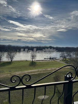 Pogled na grad/reku, terasa za uživanje, RENOVIRAN