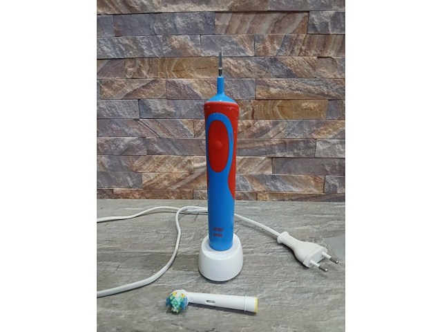 Oral B električna četkica sa novim nastavkom