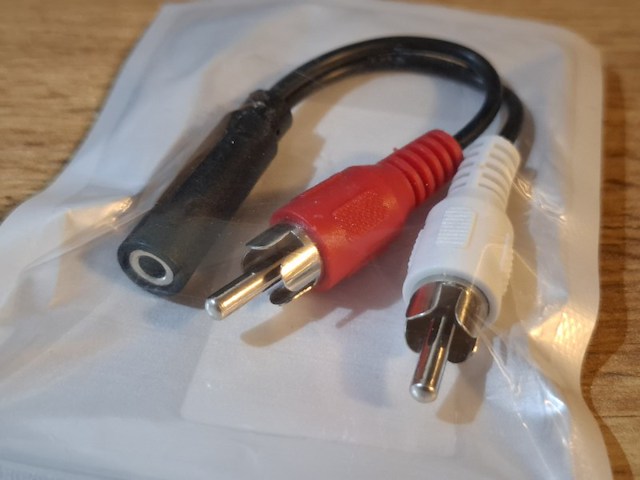 dva RCA muška činča na ženski 3.5 mm aux kabl