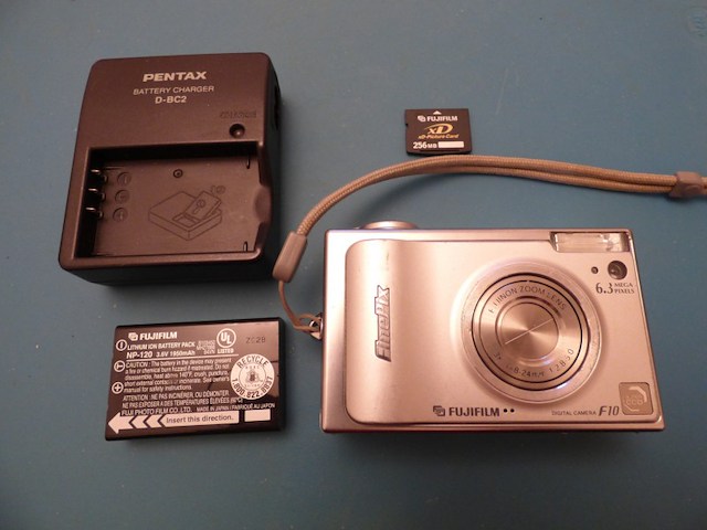 Fujifilm FinePix  F10 - digitalni fotoaparat