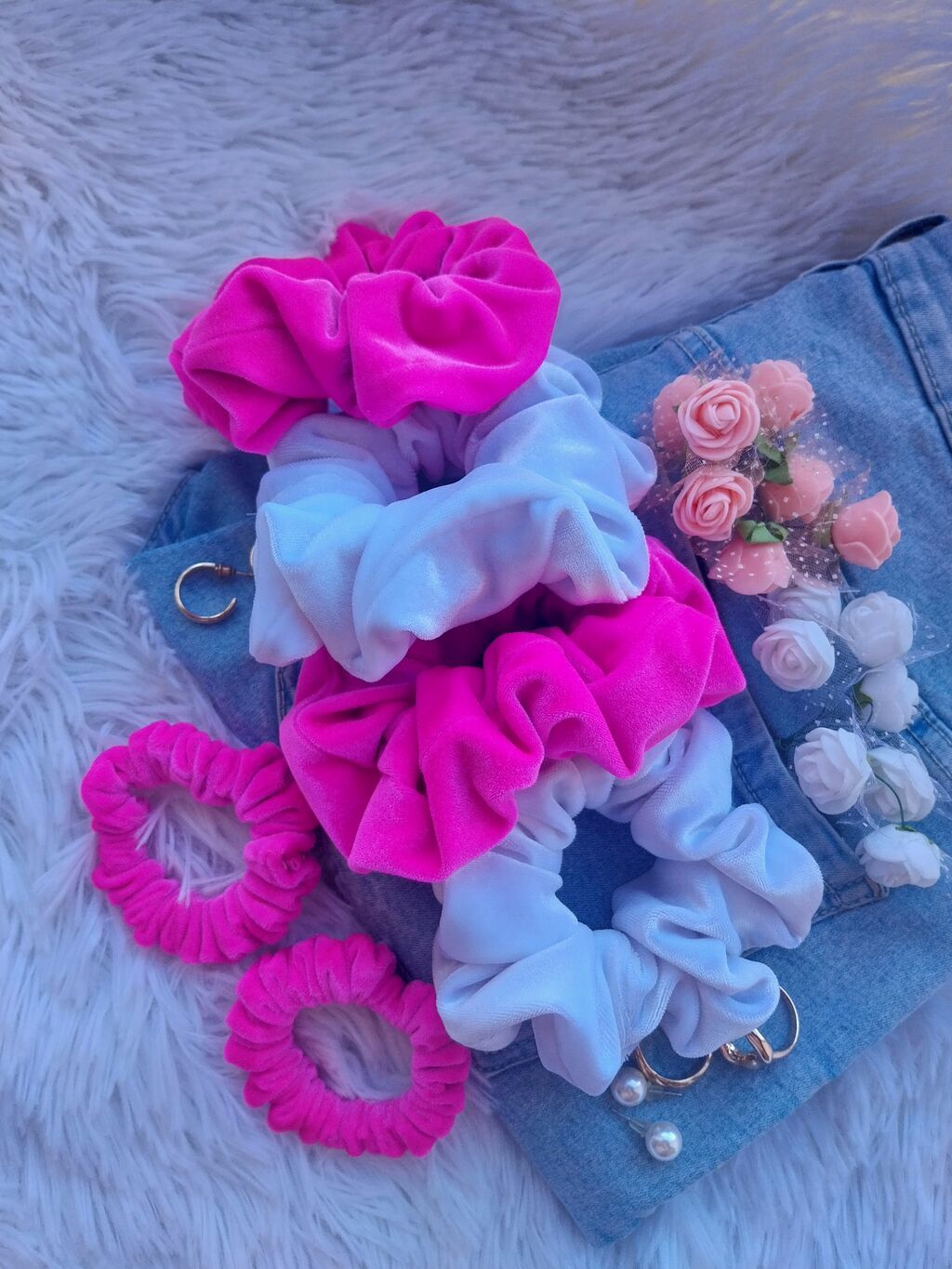 Set šuški gumica za kosu – kombinacija velikih i mini scrunchie gumica