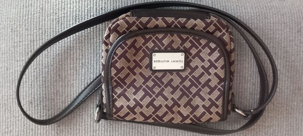 Tommy Hilfiger ženska crossbody torbica sa monogram šarom. - Model
