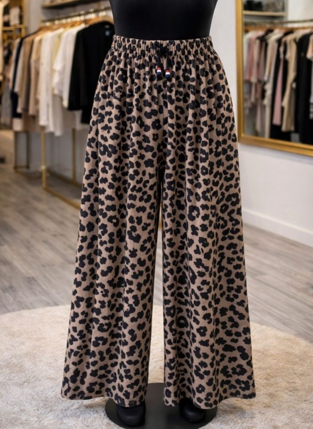 Ženske pantalone širokog kroja sa leopard printom. - Kroj: široke