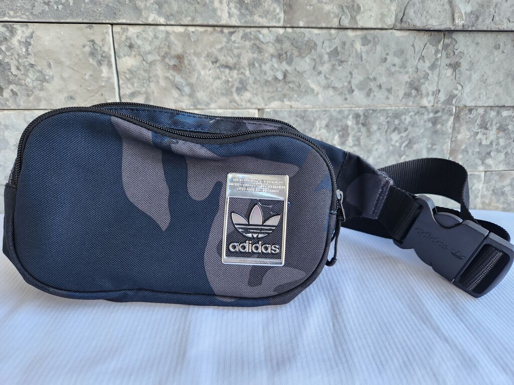 Torbica Adidas, original, kao nova,dva puta korisčena