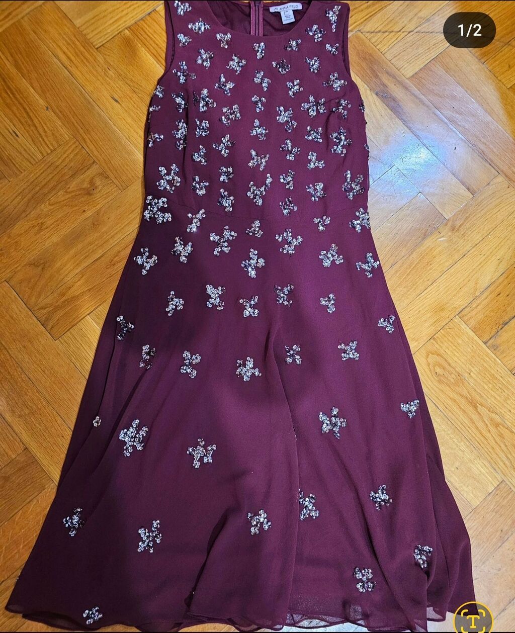 Haljina je blago lepršava od struka nadole. Elegantna bordo haljina