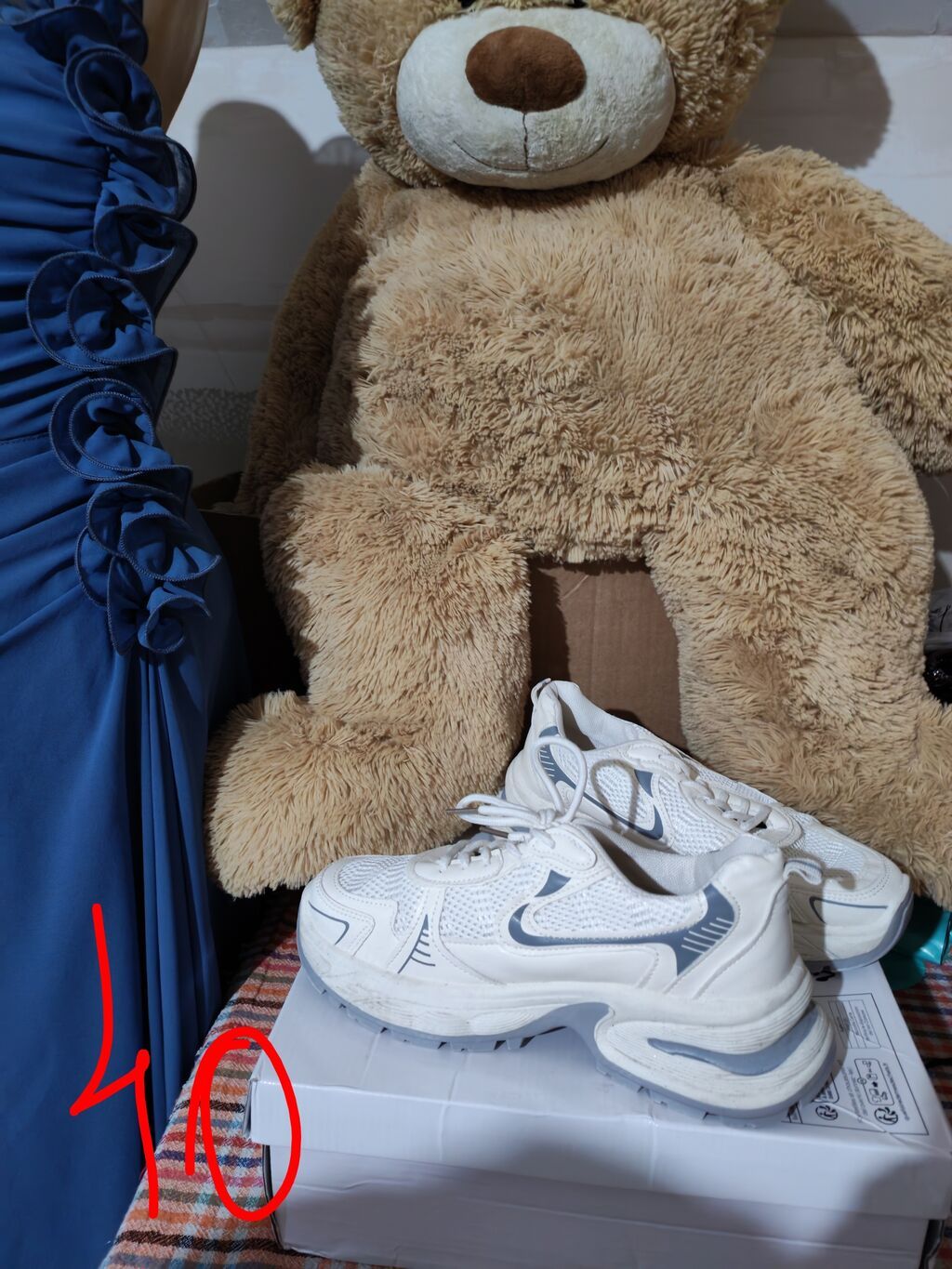 Patike – dva modela 1) Bele sportske patike (broj 40) - Boja: bela sa